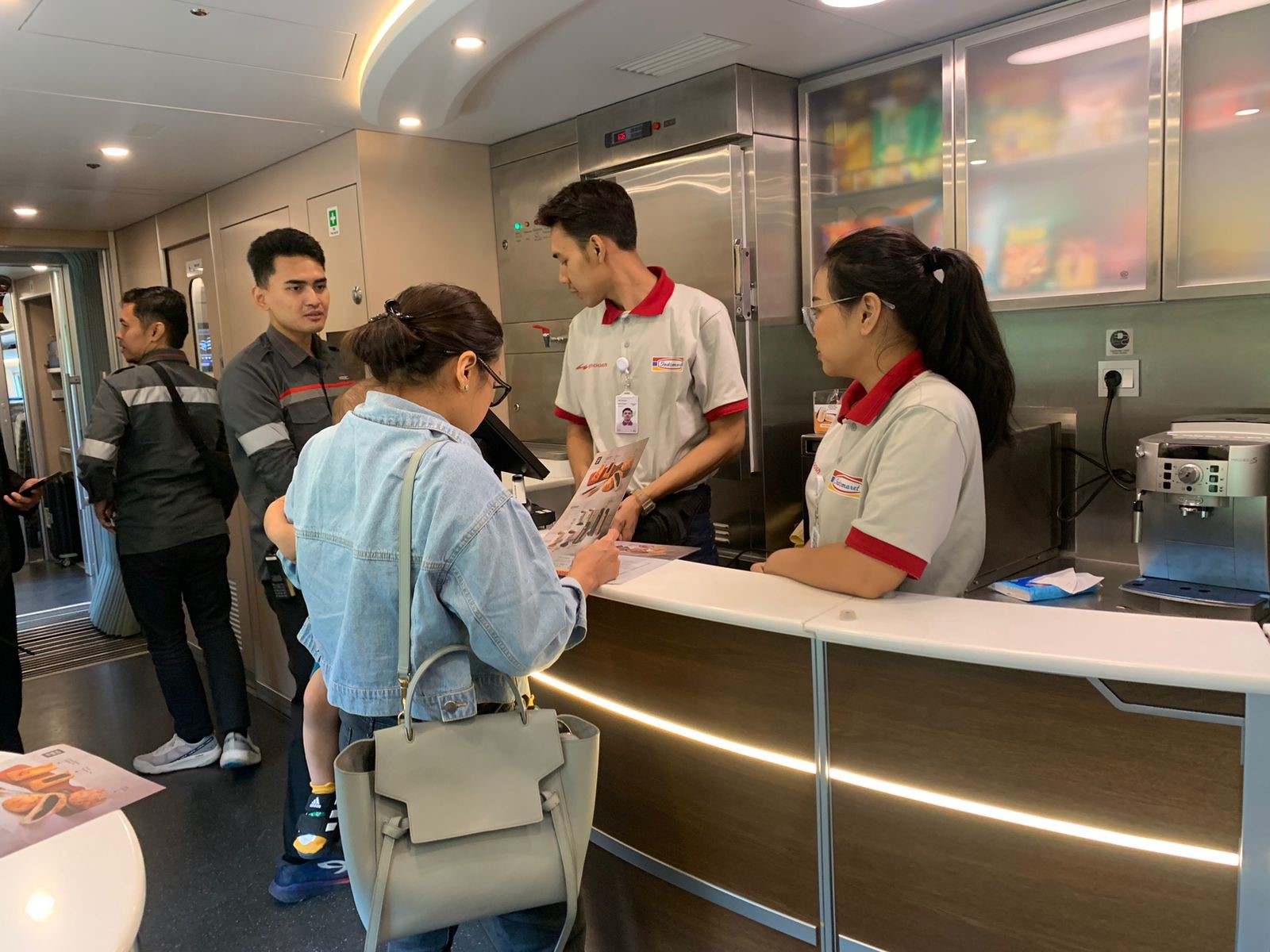 Berkunjung ke Masa Depan: Indomaret Siap Melayani di Kereta Cepat ...