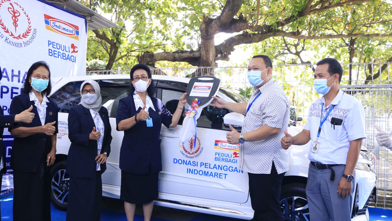 Indomaret Serahkan Mobil Pasien Kanker – Indomaret